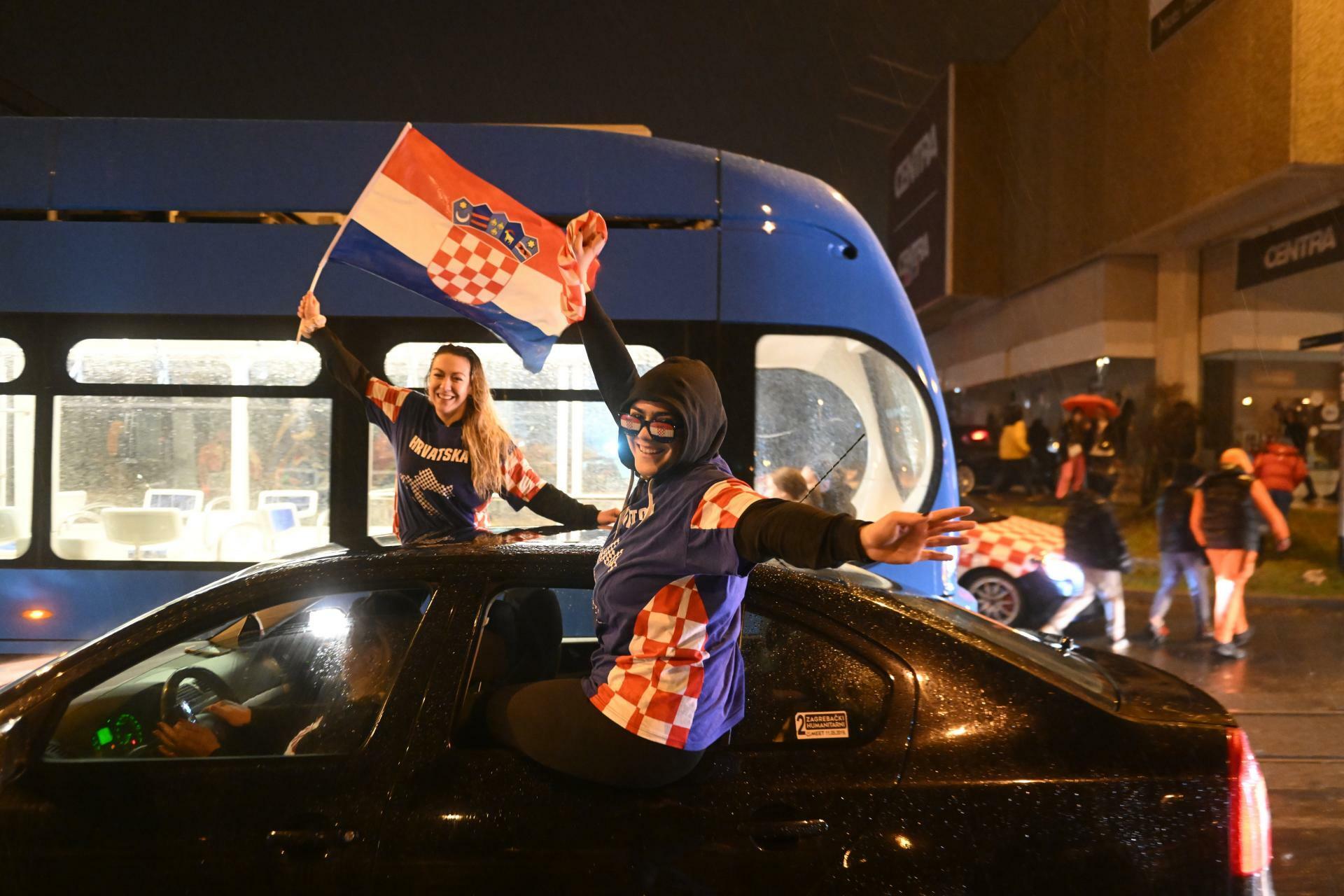 Slobodna Dalmacija - Hrvatska slavi! U Zagrebu nakon pobjede skakali u ...