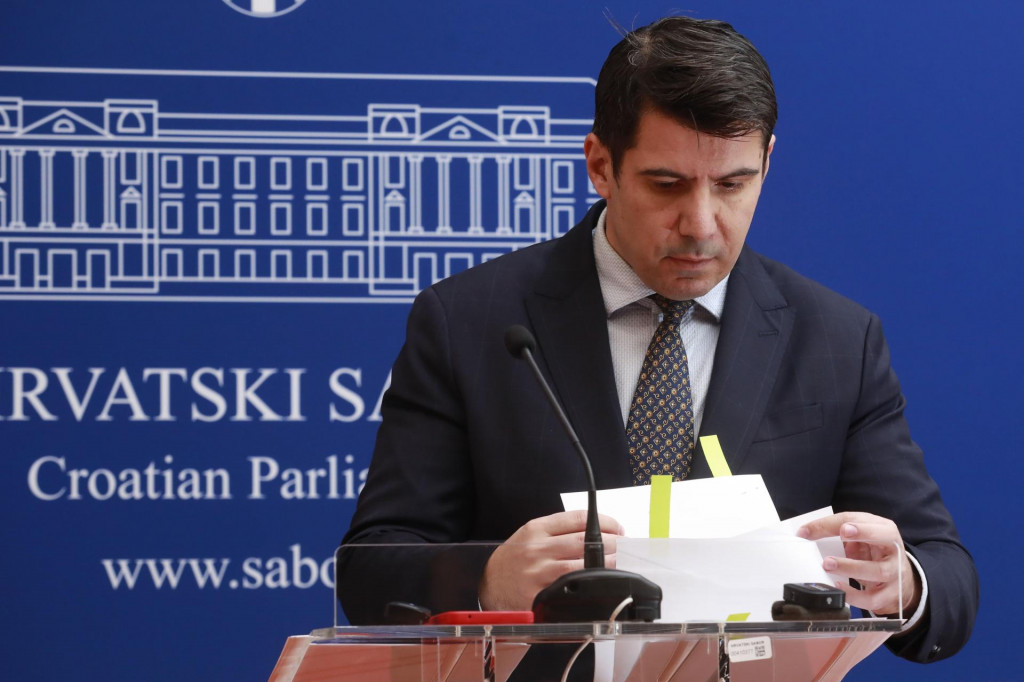 Slobodna Dalmacija - Grmoja na presici o Vujnovcu izgubio živce pa ...