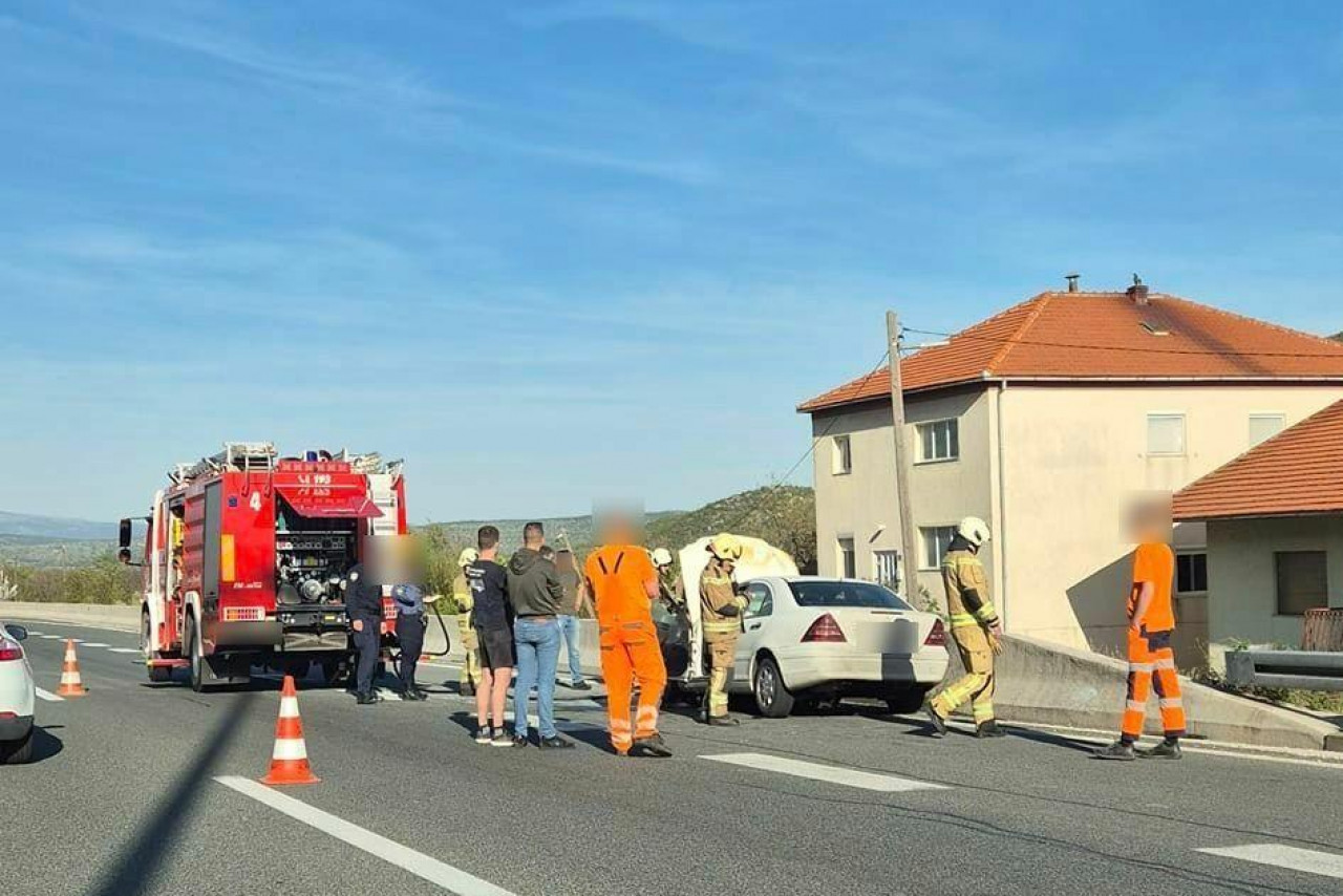 Slobodna Dalmacija - Zapalio se Mercedes u vožnji na cesti u blizini ...