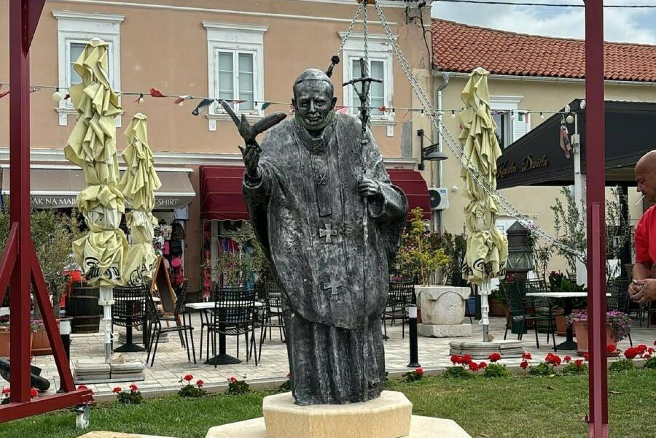 Slobodna Dalmacija - Spomenik Ivanu Pavlu II postavljen je na ...