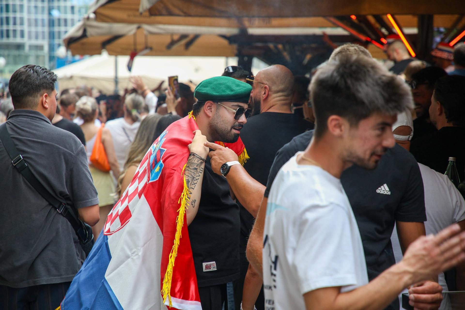 Slobodna Dalmacija - Pogledajte atmosferu totalne ludnice u srcu ...