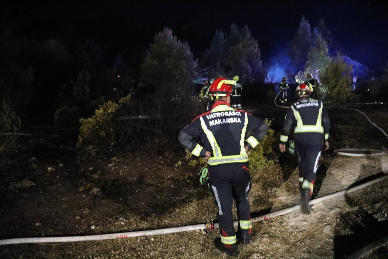 Slobodna Dalmacija - Gorjelo u šumi iznad benzinske crpke u Makarskoj ...
