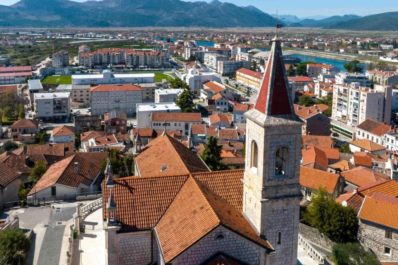 Slobodna Dalmacija - Dvostruka mjerila? Bulj asfaltira, svi oduševljeni ...