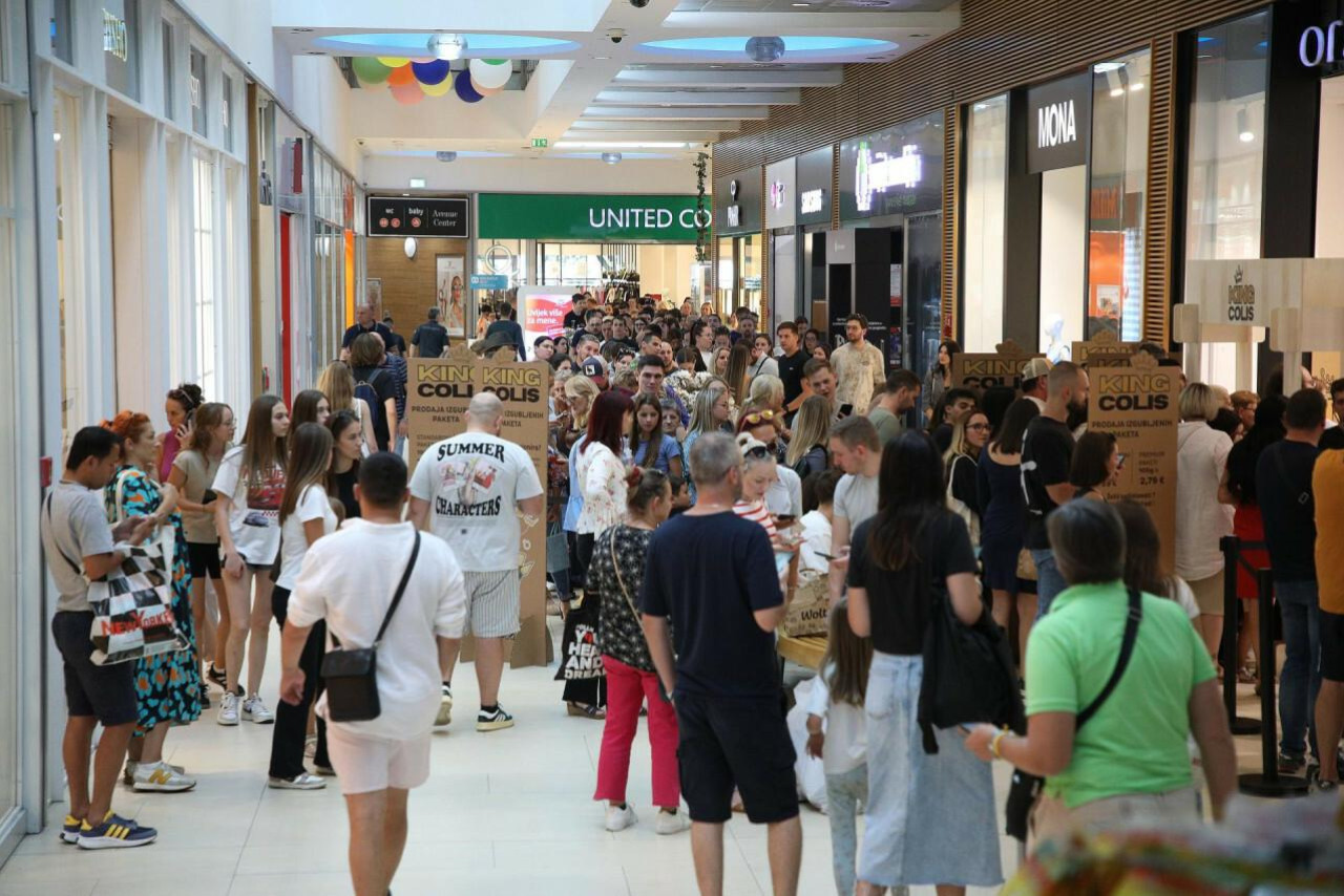 Slobodna Dalmacija - Ogromna navala: Ljudi satima čekaju u redovima ...