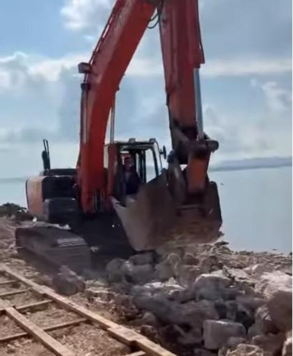 Slobodna Dalmacija - VIDEO Čovjek upozorava bagerista da ne smije ...