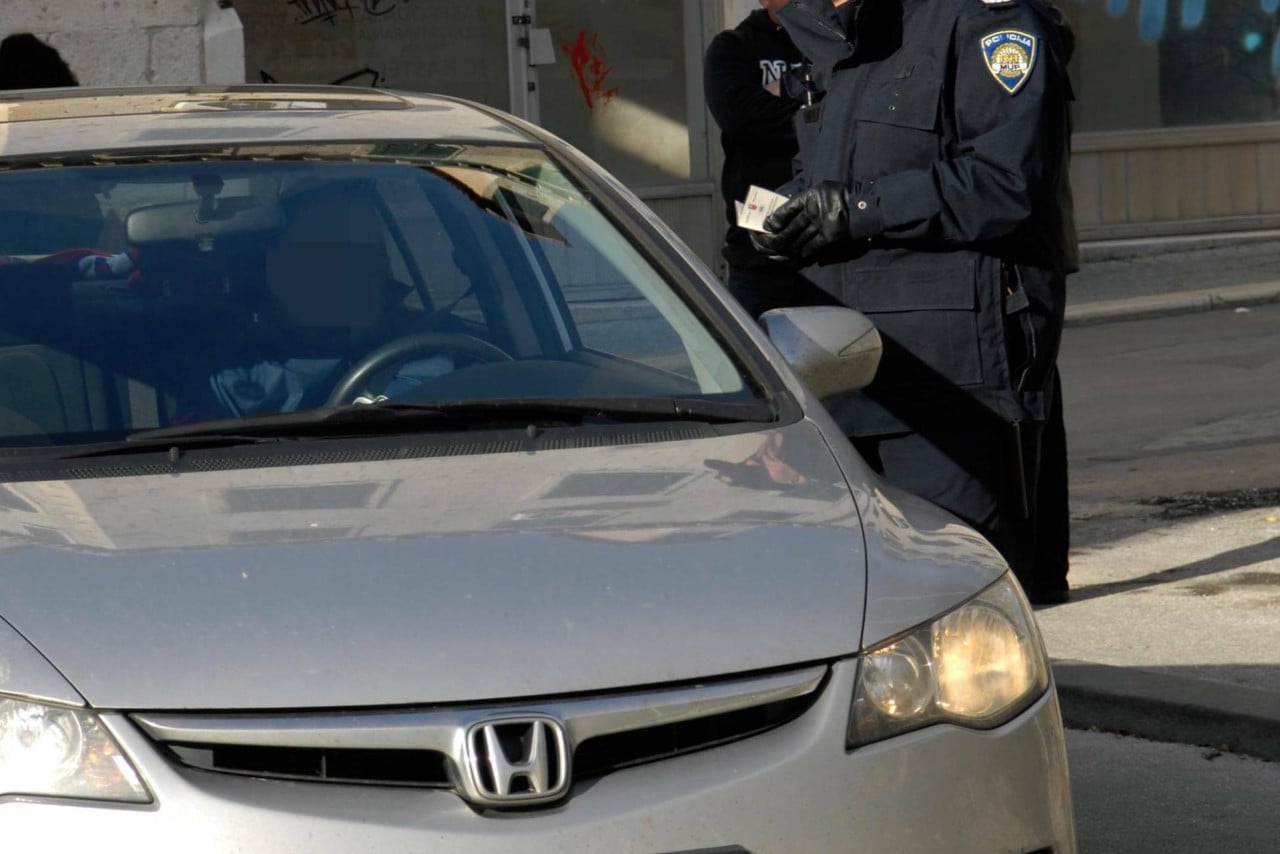 Slobodna Dalmacija - Policajci usred dana u Kninu zaustavili mladog ...