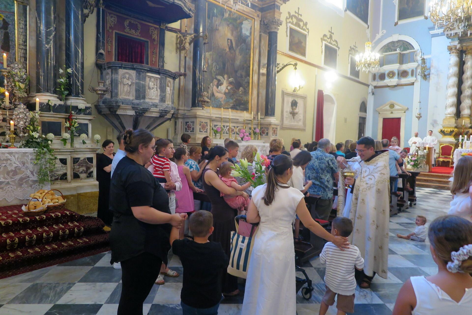 Dubrovački - Tradicionalni blagoslov djece po zagovoru Sveca svega ...