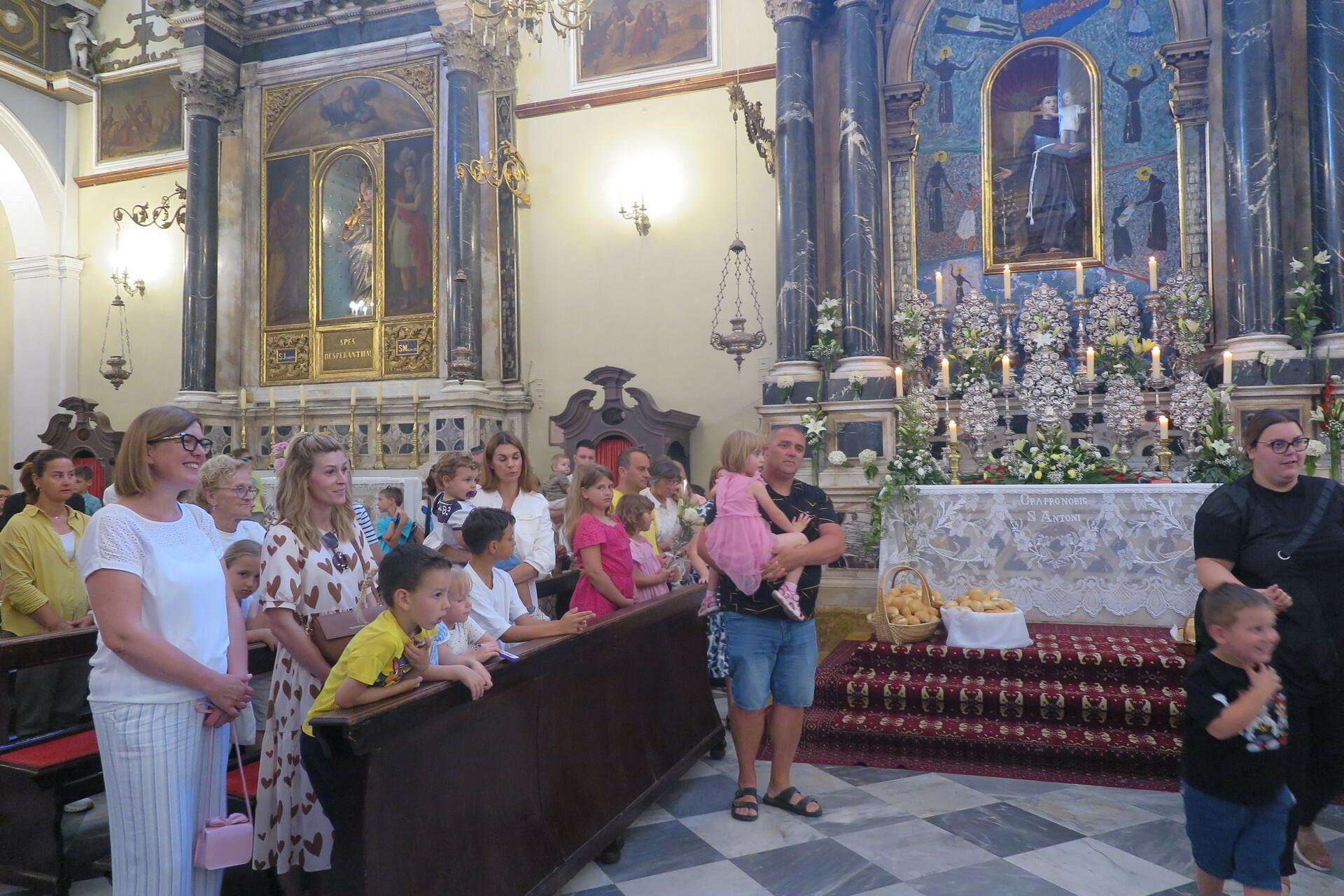 Dubrovački - Tradicionalni blagoslov djece po zagovoru Sveca svega ...