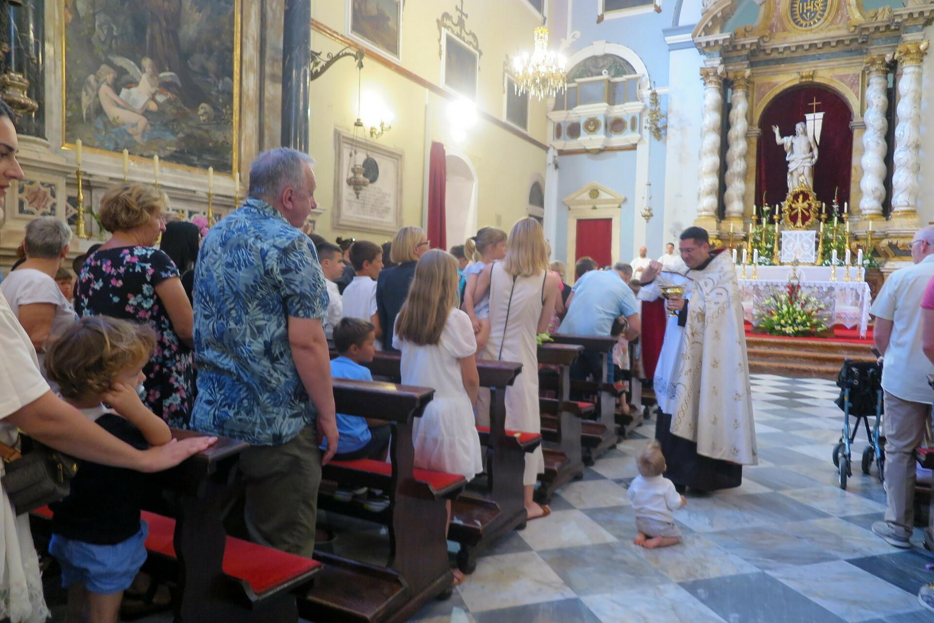 Dubrovački - Tradicionalni blagoslov djece po zagovoru Sveca svega ...