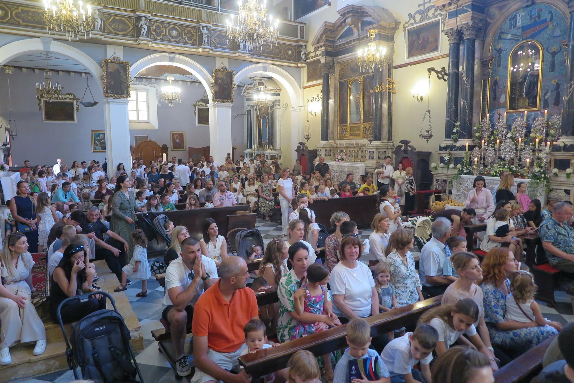 Dubrovački - Tradicionalni blagoslov djece po zagovoru Sveca svega ...