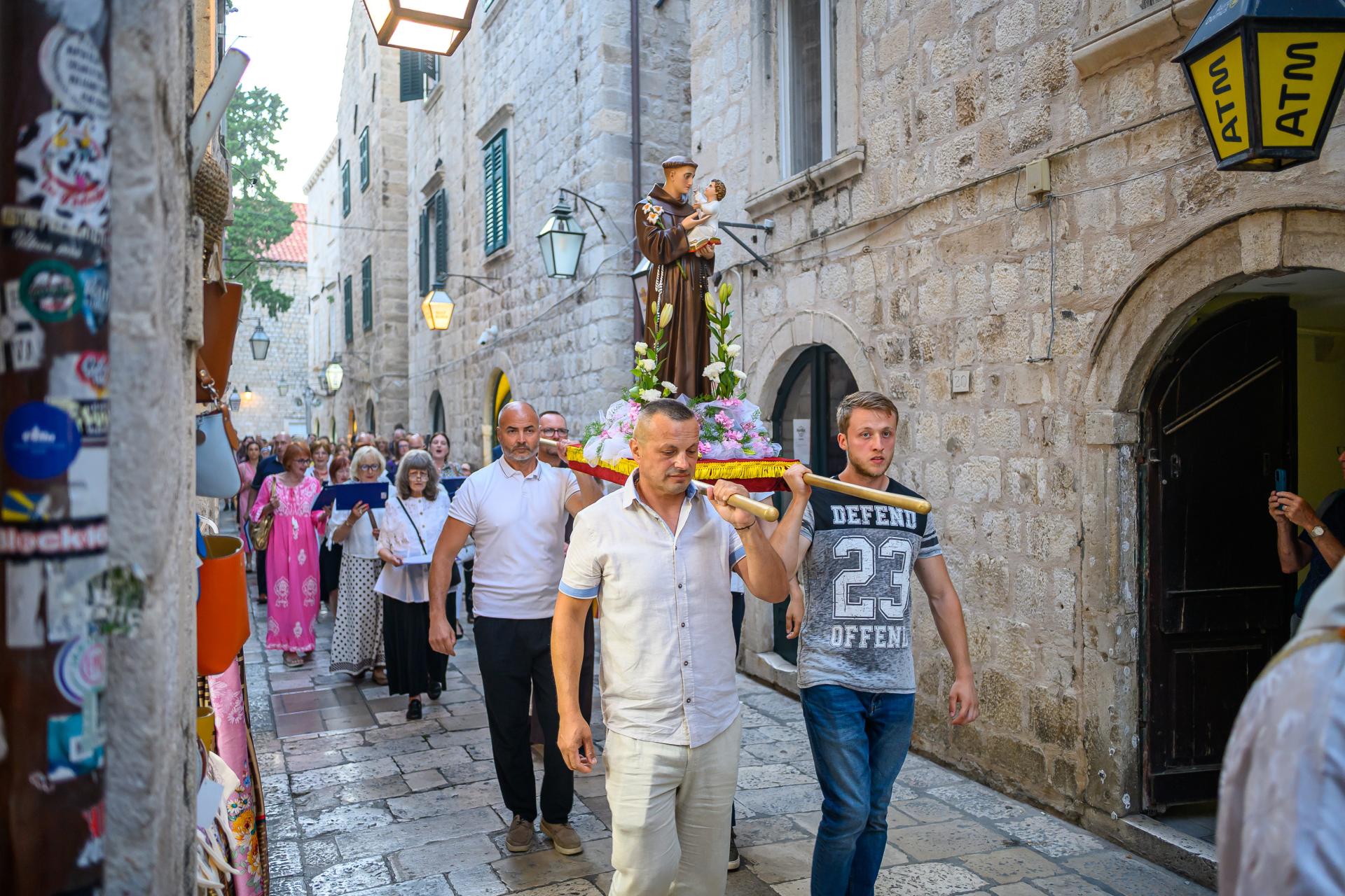 Dubrovački - Nakon misnog slavlja u crkvi Male braće prvi put ...