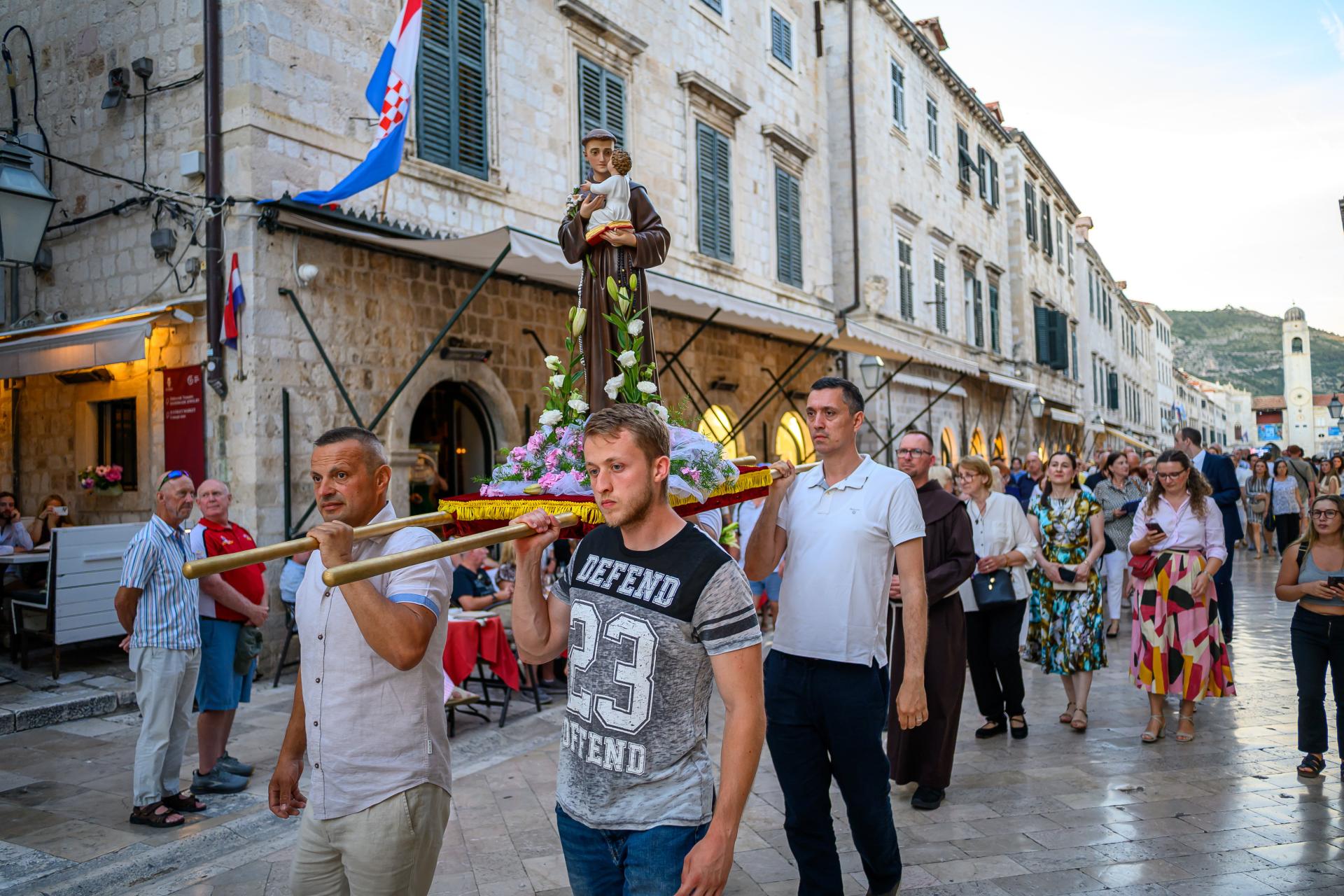 Dubrovački - Nakon misnog slavlja u crkvi Male braće prvi put ...
